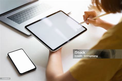 테이블에 태블릿 노트북 및 스마트 폰을 들고 여자 빈 화면의 모의 정보에 쉽게 액세스 할 수 있도록 미래와 트렌드 인터넷의 개념