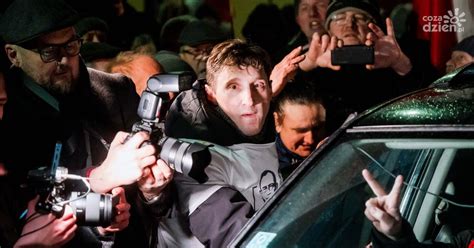 Powitanie Mariusza Kamińskiego przed Aresztem Śledczym w Radomiu zdjęcia