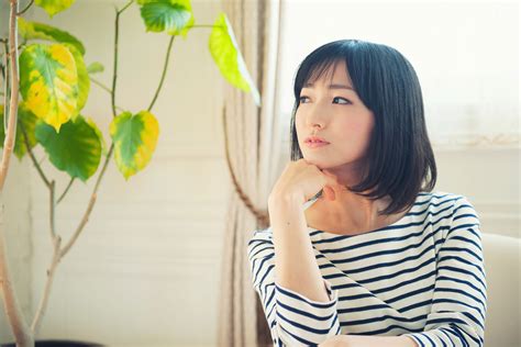 妄想する女性 GettyImages 509842062 fumumu
