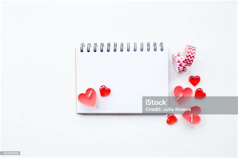 흰색 바탕에 빨간 하트와 메모장 사랑 개념입니다 발렌타인 데이 비문을위한 공간을 복사하십시오 0명에 대한 스톡 사진 및 기타 이미지 Istock