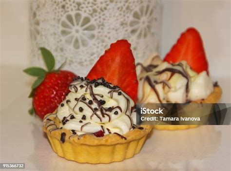 식욕을 돋 우는 Tartlet에 배열 한 한다 손에 딸기와 휘 핑된 크림 크림 초콜릿 딸기 바구니 케이크 레드와 화이트입니다 0명에 대한 스톡 사진 및 기타 이미지 Istock
