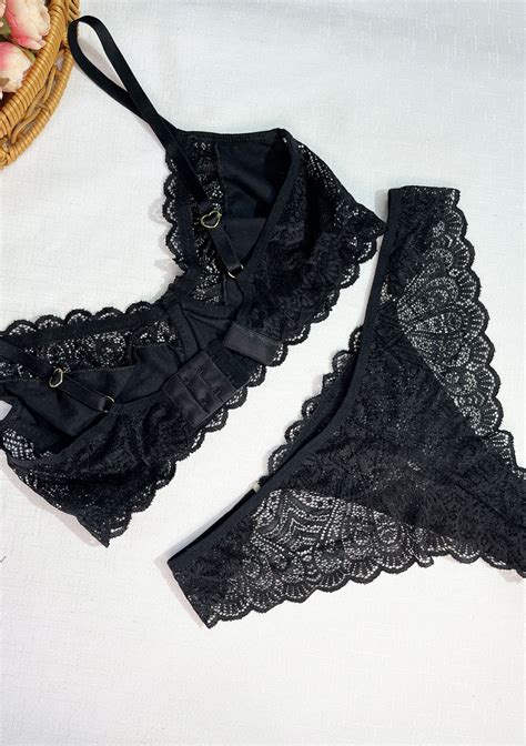 Conjunto Queen Calcinha E Sutiã Em Renda Sem Bojo Com Forro Meia Taça
