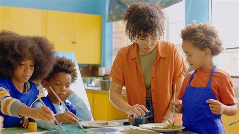 학교 아이들 교실에서 교사와 함께 그림과 미술 그룹 교육을 받고 조언을 듣습니다 아이들 함께 친구들을 위한 협업과 붓 아카데미에서 창의성을 위한 학습 또는 종이 교사 교육