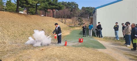 포토갤러리 2023년도 1학기 소방기계시설의 구조 및 원리 소화기 사용 실습 소방안전학과