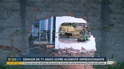 Carro Atravessa Muro E Fica Pendurado Em Parede De Empresa Em Curitiba