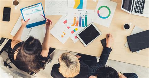 사무실의 상위 뷰에서 촬영한 비즈니스 사람들 그룹 회의 직업 사업가 사업가 및 사무실 노동자는 회의 테이블에 프로젝트 계획 문서를 가지고 팀 회의에서 일하고 있습니다