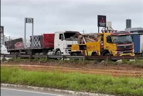 Casal E Criança Ficam Feridos Após Caminhão Tombar Na Dutra