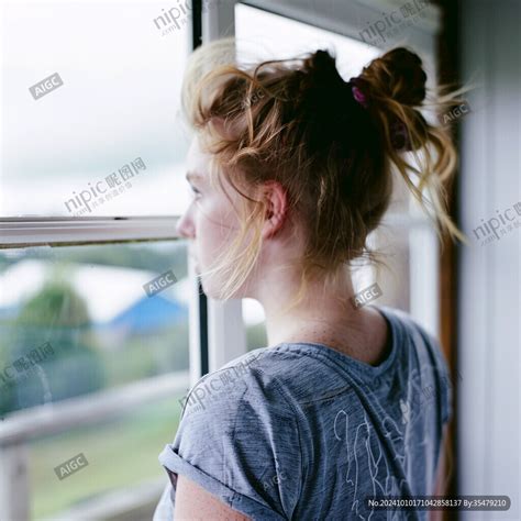 Ai创作图看着窗外的女生 少女侧脸 女孩侧面素材 少女侧面 青春期前的女孩的背影到达 女孩侧面眼睛 望着窗外的女人 小女孩侧面 少女看风景 女孩眺望素材 小女孩侧脸 回头相望的少女 少女的侧影