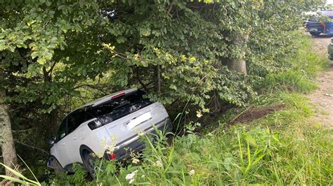 Auto stürzt nach Fahrfehler beim Mummelsee in Tiefe Totalschaden