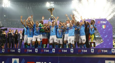 Napoli Festa Scudetto Al Maradona Di Lorenzo Alza La Coppa