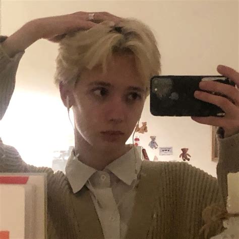 Фото в зеркале милый парень белые волосы на парне