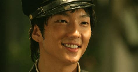 이준기 이런 모습 처음이야 삐딱하게 쓴 교모와 풀어헤친 앞섶 격정적