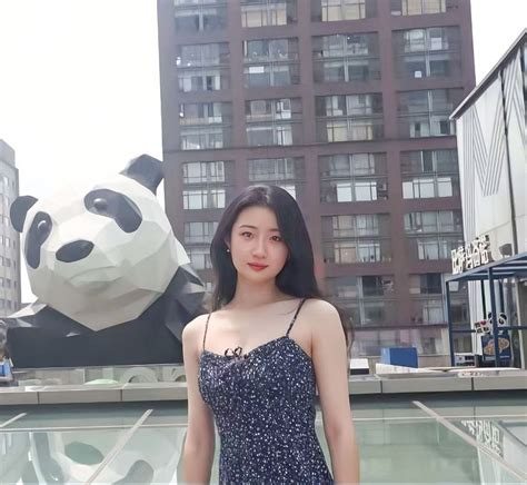 Yuwang On Twitter 老哥投稿反差前女友sunmiao，这贱货穿小碎花裙是真的纯，但没想到穿上这么骚的泳衣后，大奶子、翘屁股一览无余，这是经过多少任男友用力揉奶、大鸡巴使劲后