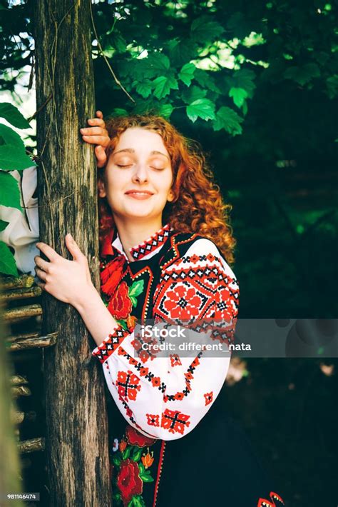 전통 영 슬라브 여자 수 놓은 의상 및 교차 하는 빨간 구두와 함께 오래 된 목조 게이트를 열고 검은색에 대한 스톡 사진 및 기타 이미지 Istock