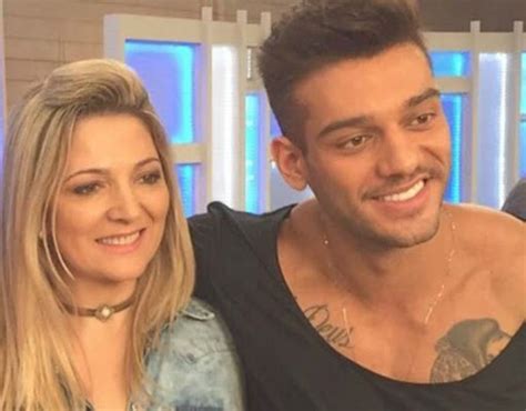 Mãe de Lucas Lucco posa apenas de lingerie e corpão sarado impressiona