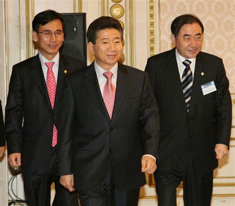 [노무현사료관] [2007 국민과 함께하는 업무보고회를 주재하기 위해 영빈관으로 입장하는 노무현 대통령]