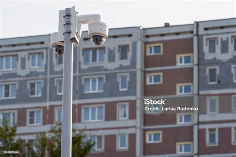 기둥에 Cctv 카메라 배경패널 아파트 건물의 외관 보안 카메라에 대한 스톡 사진 및 기타 이미지 보안 카메라 아파트 0