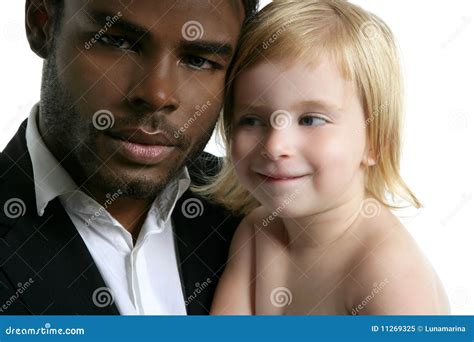 Hija Africana Del Caucásico Del Padre De La Familia Imagen de archivo