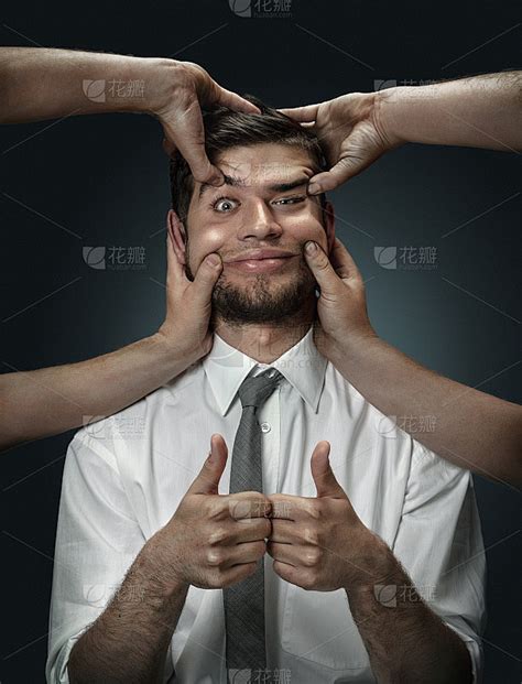 一个年轻人被像自己的思想一样的双手包围着