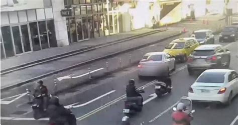 駕駛開車到一半睡著插進對向車道 竟因吸「喪屍菸彈」嗨到昏迷 社會 Ctwant