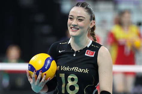 「背中のタトゥーも凄い！」トルコ美女バレーボーラーの“超ミニ”妖艶ワンピ姿にファン喝采！「この美しさは何ですか？」 The Digest