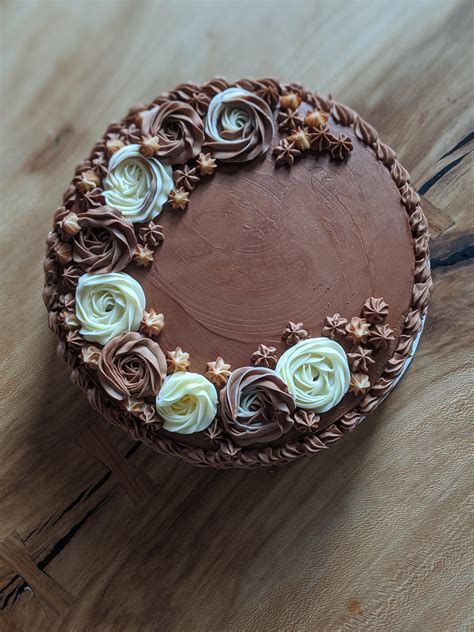 Vanilla Cake With Chocolate Buttercream