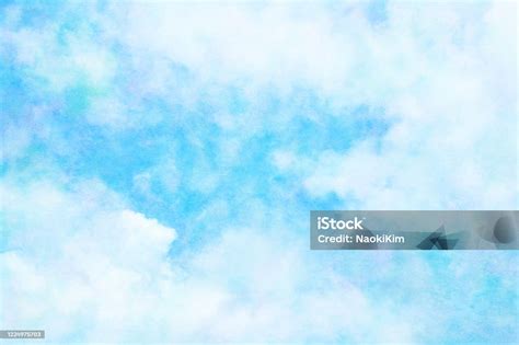 그런 지 수채화 페인트 배경에 파스텔 색상 여름 푸른 하늘과 구름 추상 거친에 대한 스톡 사진 및 기타 이미지 거친 계절 구름 Istock