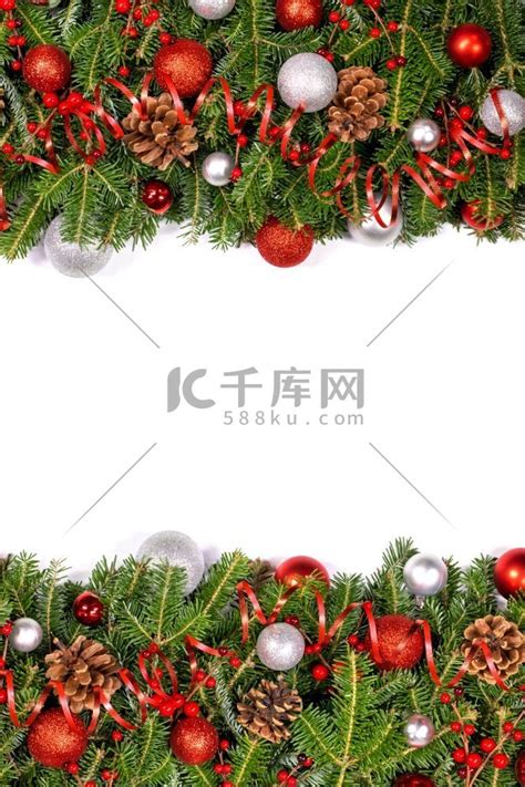 圣诞边框框架设计 Composition 的冷杉树枝和红色银装饰球中看不中用的物品丝带松果隔离在白色背景。高清摄影大图 千库网
