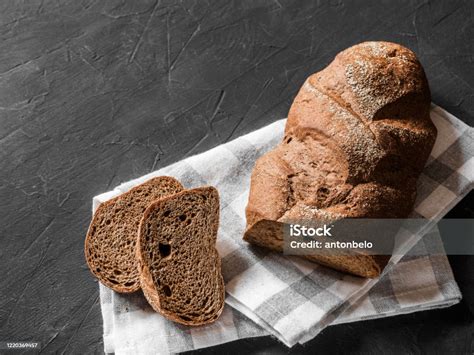 흰색 섬유 냅킨 검은 테이블 배경에 덩어리 어두운 메밀 빵 신선한 맛있는 수제 건강한 빵 베이커리 맨 위 보기 0명에 대한 스톡