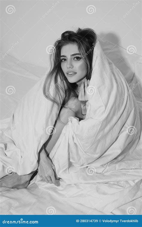 Junge Frau Die Im Bett Liegt Und Sich Unter Dem Blatt Versteckt