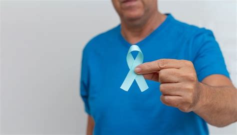 Homem Azul De Novembro Segurando Uma Fita Azul Foto Premium