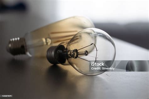 전구의 현실적인 사진 이미지입니다 격리된 전구 형광등 주황색 구세대 전구 텅스텐 전구 및 백색 에너지 절약 전구 0명에 대한