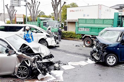 大破した車運転の母死亡、娘8歳ら負傷 猛スピード出た女性の車、対向車線から突っ込む 5台ぶつかり飛び散った部品 女性を書類送検 500