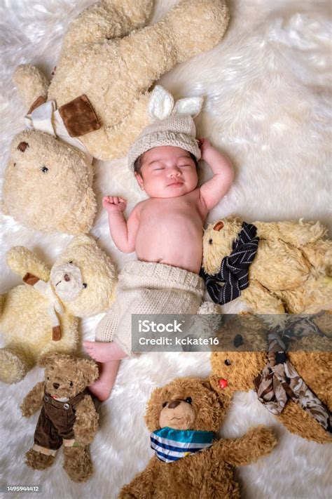 신생아 자고 갓 태어난 아기는 침대에서 잔다 침대에서 신생아 아기의 사랑스러운 잠 귀여운 쌍둥이 아기 소녀가 집에서 총을 쏘고