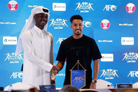 بين سالم الدوسري والمعز علي وماثيو ليكي من تتوقع فوزه بجائزة أفضل