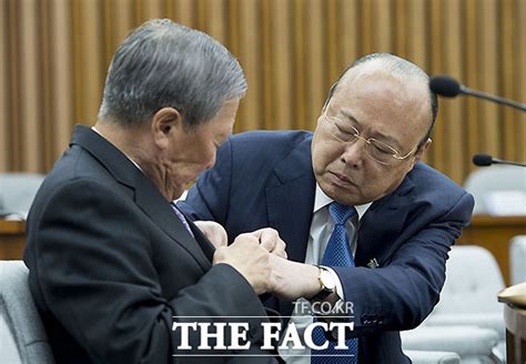 [tf포토] 조사 베테랑 김승연 회장 여유 있는 최순실 국조특위 포토 기사 더팩트