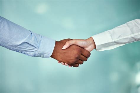 파란 배경에 악수하는 두 명의 인식할 수 없는 사업가의 자른 샷 악수에 대한 스톡 사진 및 기타 이미지 악수 배경 주제
