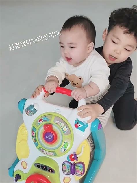 밀어달라고 사정해도 안해주더니 엄마없을때 걷다니ㅠㅠ선우야 비상이다 곧 동생걸을꺼같애 Shorts 아들 육아맘