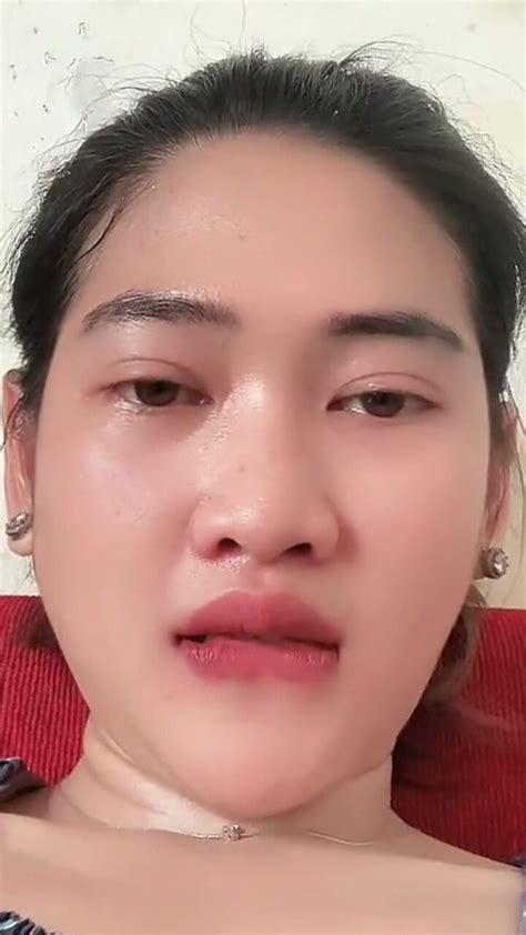 Pin Oleh Kun Di Face Di 2025 Gaya Tumblr Gaun Dengan Belahan Gadis