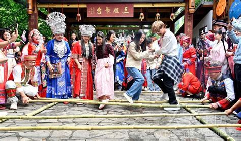 广西柳州：载歌载舞喜迎“三月三” 人民图片网