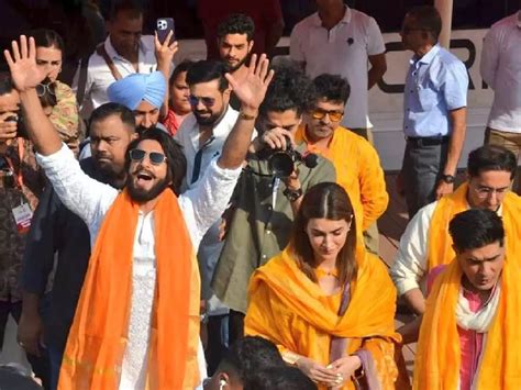 In Pics Kriti Sanon And Ranveer Singh Visit Varanasi To Offer Prayers Filmfare