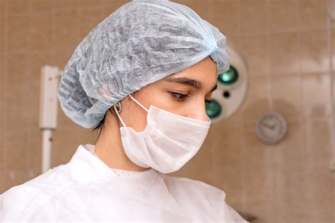 보호복을 입은 여성 구급대원의 초상화와 의료사무실에서 마스크를 쓴 다 의료 및 코로나바이러스 개념 25 29세에 대한 스톡 사진