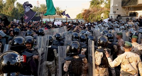 عراقيون يحتجون أمام السفارة السويدية في بغداد وتبادل رمي الحجارة بين
