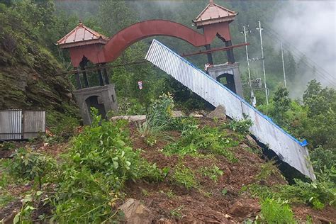 थाहा खबर पहिरोले प्रहरी चौकीमा क्षति