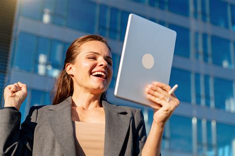 사무실 밖에서 주먹을 들고 디지털 태블릿의 화면을 보며 성공을 축하하는 사업가 35 39세에 대한 스톡 사진 및 기타 이미지 35 39세 갈색 머리 경영자 Istock