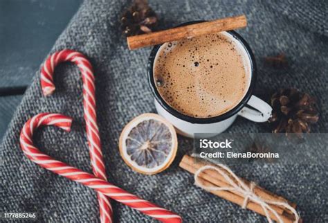 진한 느릅나무 천 원뿔 사탕수수 말린 오렌지 조각에 거품과 계피 스틱을 넣은 블랙 커피 1잔 0명에 대한 스톡 사진 및 기타 이미지 Istock