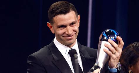 Dibu Martínez Recibió El Premio The Best Al Mejor Arquero Y Se Emocionó