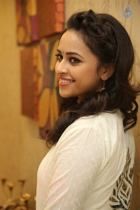 sri divya pics photo 33 of 36