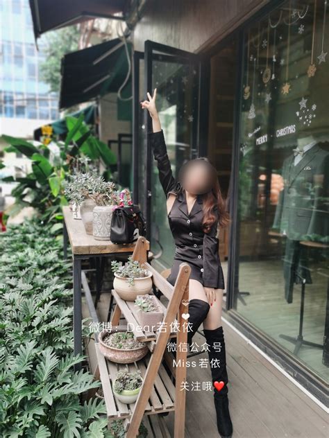 若依大魔王 On Twitter 初秋出行，气温骤降🤧 还好本宝宝的行李箱四季常备长筒靴。 百搭，修饰腿型😈 保暖等功能样样齐全， 长靴配