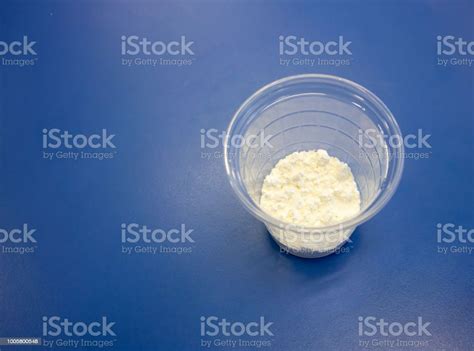 파란색 배경에 고립 된 투명 한 플라스틱 컵에서 모든 목적 밀가루 과학 실험에 반죽 놀이 만들기 위한 재료입니다 가정 학교 활동입니다 0명에 대한 스톡 사진 및 기타 이미지